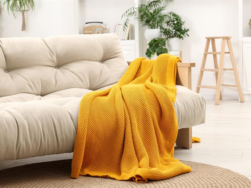 Plaids! De verwarming omlaag met een plaid - Smulderstextiel.nl